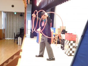 敬老会 余興の芸人の依頼は、元介護福祉士のMr.チョップリンのマジックショー – Mr．チョップリン出張マジックショー